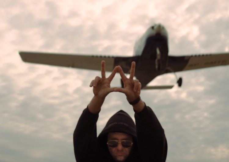 Tede pokazuje w nowym singlu jak wygląda "Enwujotka"